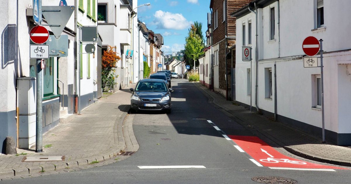 Einbahnstraßen mit neuer Markierung zur Erhöhung der Verkehrssicherheit ...